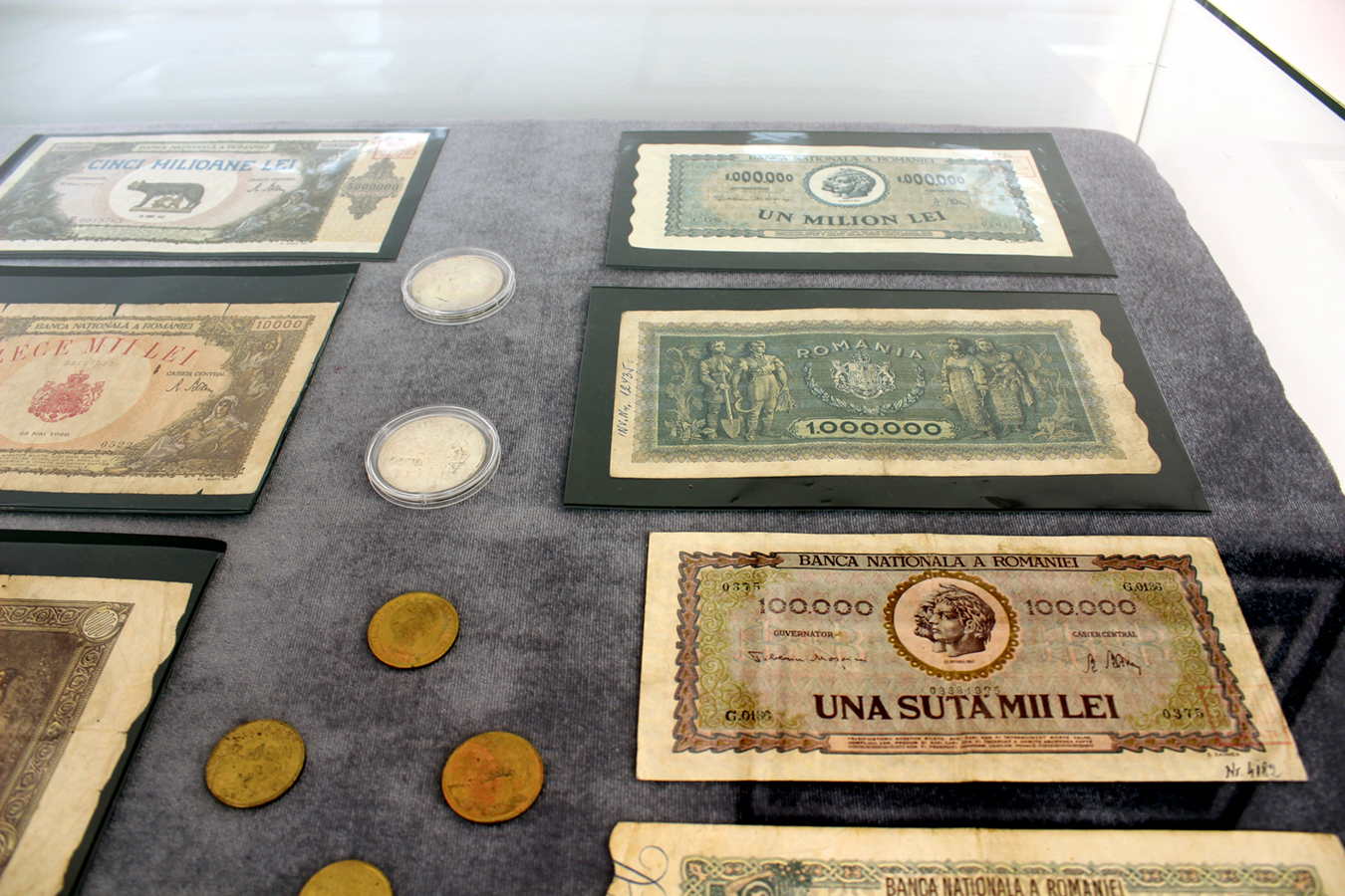 Expozitie Sistemul monetar romanesc 150 de ani de existenta